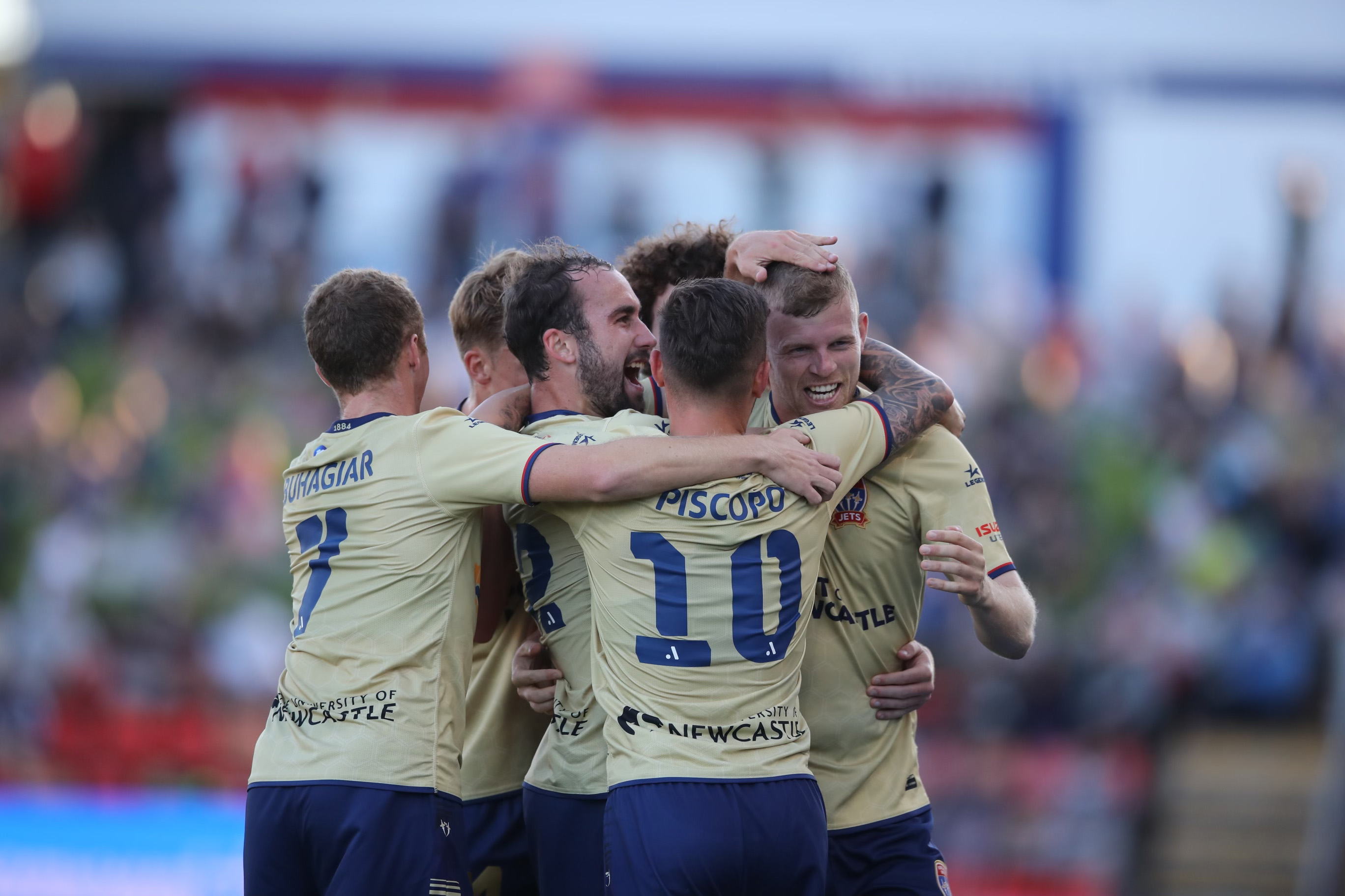 Report: 10-man Jets secure late winner against Glory - Newcastle Jets