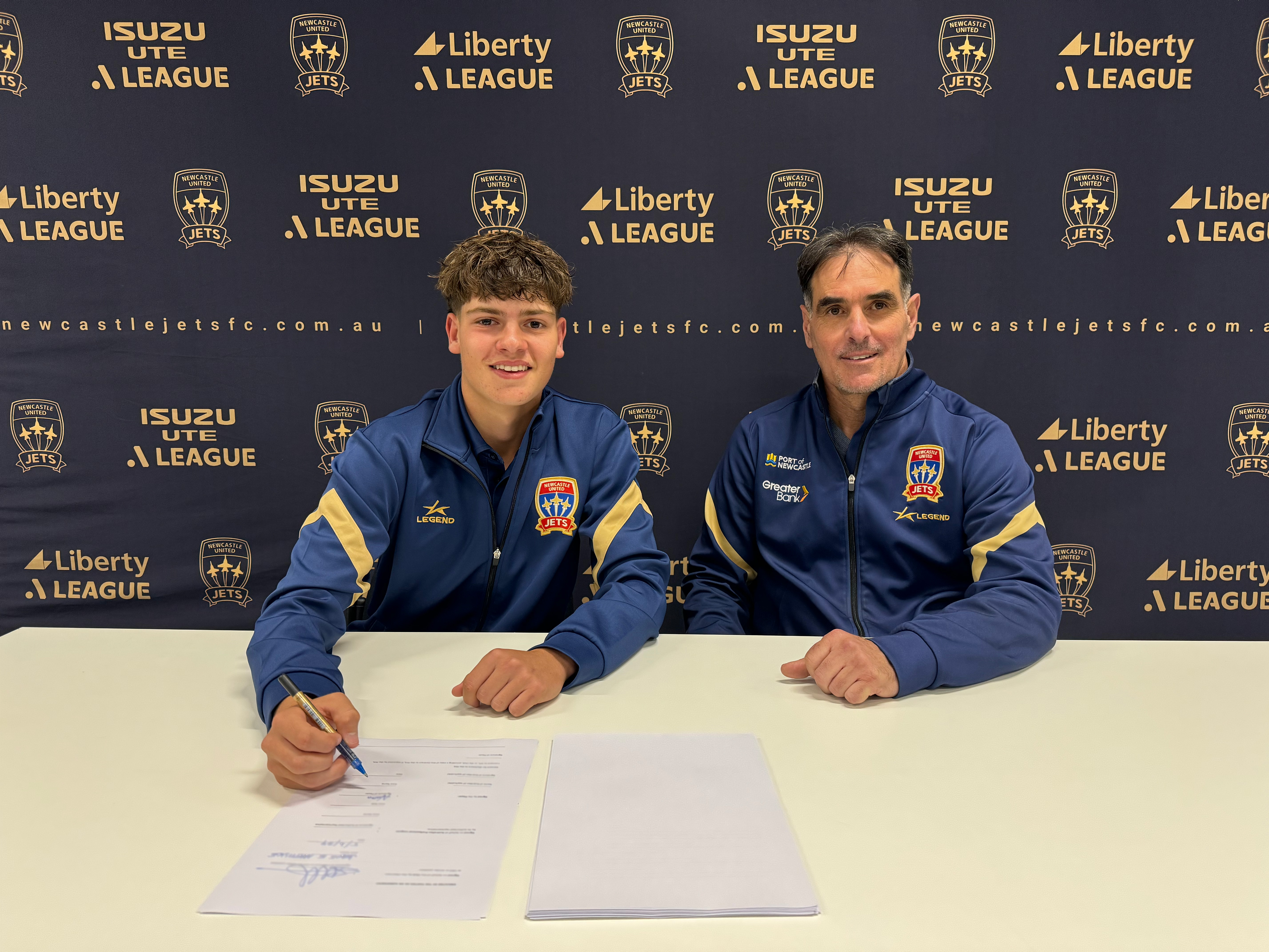 Alex Nunes signs scholarship deal - Newcastle Jets