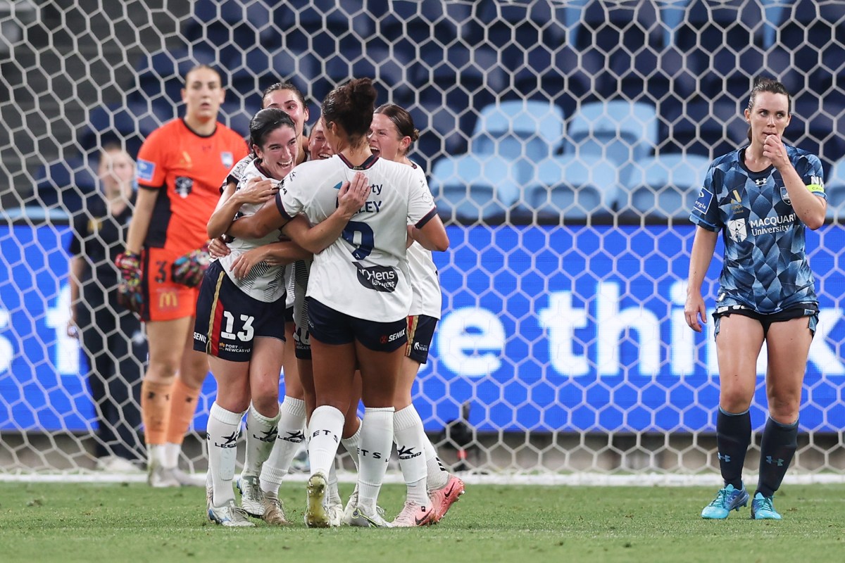 10-player Jets come from behind to defeat Sydney FC - Newcastle Jets